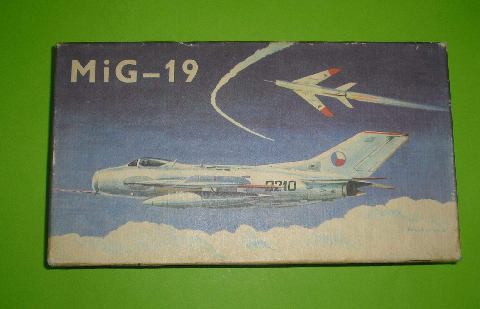 Mikojan i Gurjevič Mig-19- Kovozávody - další foto v popisu | Aukro